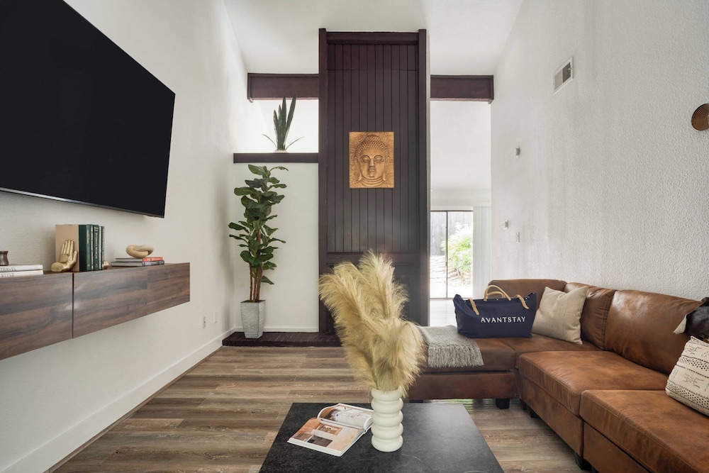 Stylish Retreat, Shared Pool & Yard Near Downtown Fairlawn Lane A By Avantstay - Austin, TX