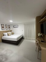 Escrivaninha, cortinas blackout, ferros/tábuas de passar roupa