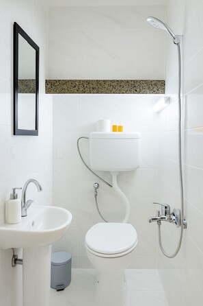 Quarto Individual Clássico | Casa de banho | Um polibã, toalhas fornecidas, sabão, champô 