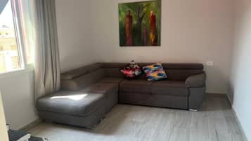 Suite Superior, varanda, vista para a montanha | Sala de estar | Televisor