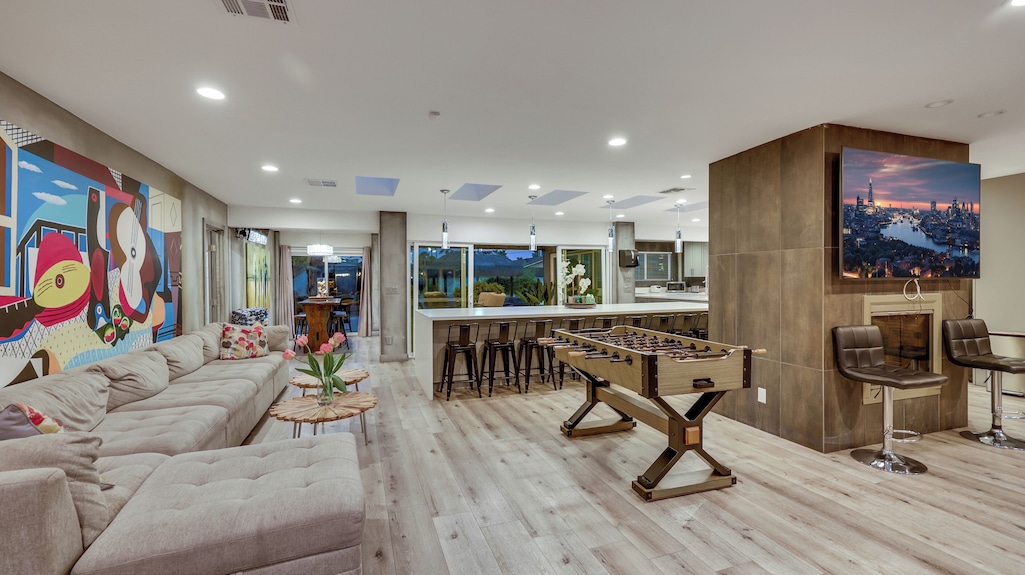 Spacious 12br Vegas Villa Near Strip, Resort Pool & Sports Court! - North Las Vegas, NV