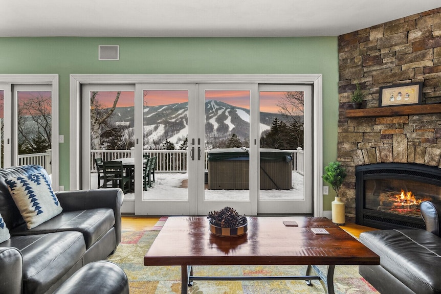 Escape To Mountainview Haven: Spacious Retreat With Hot Tub At Mount Snow - Vermont