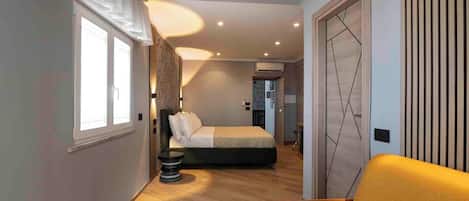 Quarto casal luxo, vista para a cidade | Cofres nos quartos, cortinas blackout, quartos à prova de som