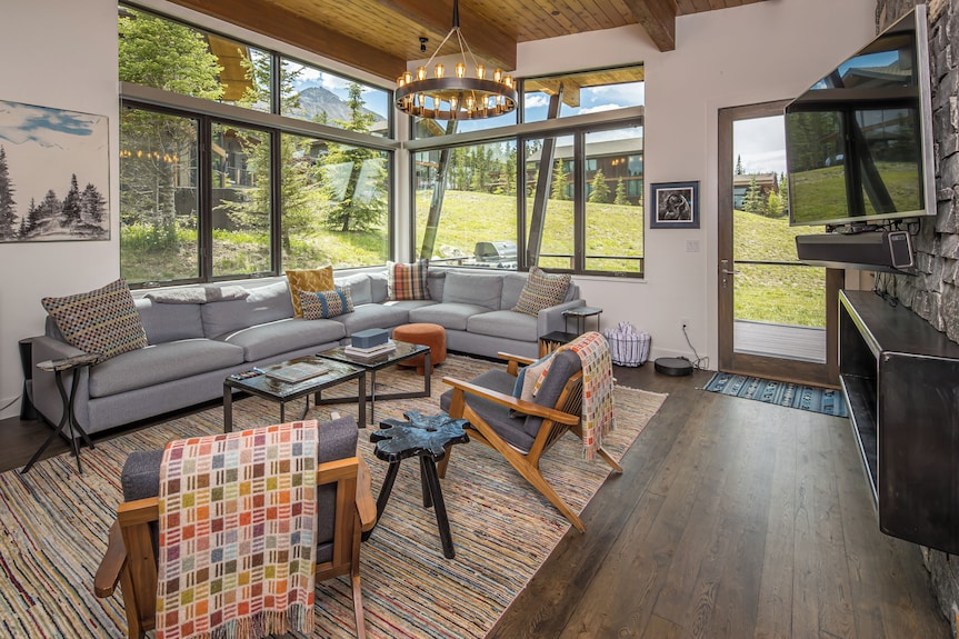 Luxury Moonlight Basin Cabin With Ski-in/ski-out Access, Hot Tub & Mountain Views - Big Sky, MT