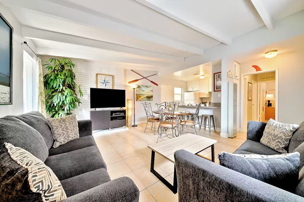 Newport Tiki Retreat Entire Duplex Steps From The Beach - Newport Beach, CA