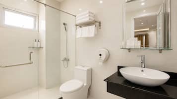 Quarto Familiar, Vista para a cidade | Casa de banho | Um polibã, um chuveiro fixo, produtos de higiene exclusivos