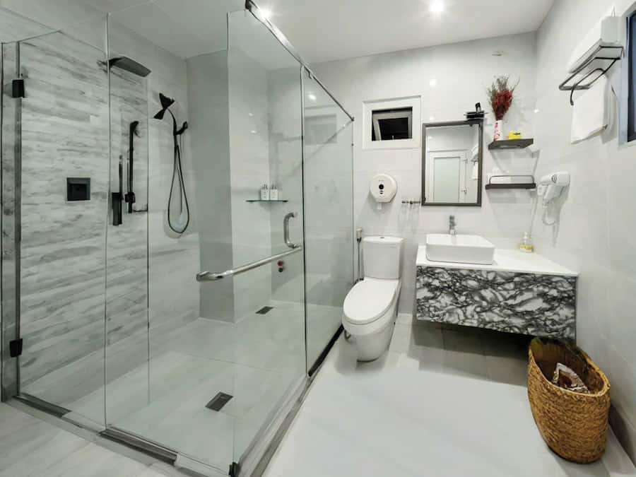 Quarto Familiar | Casa de banho | Um polibã, um chuveiro fixo, produtos de higiene exclusivos
