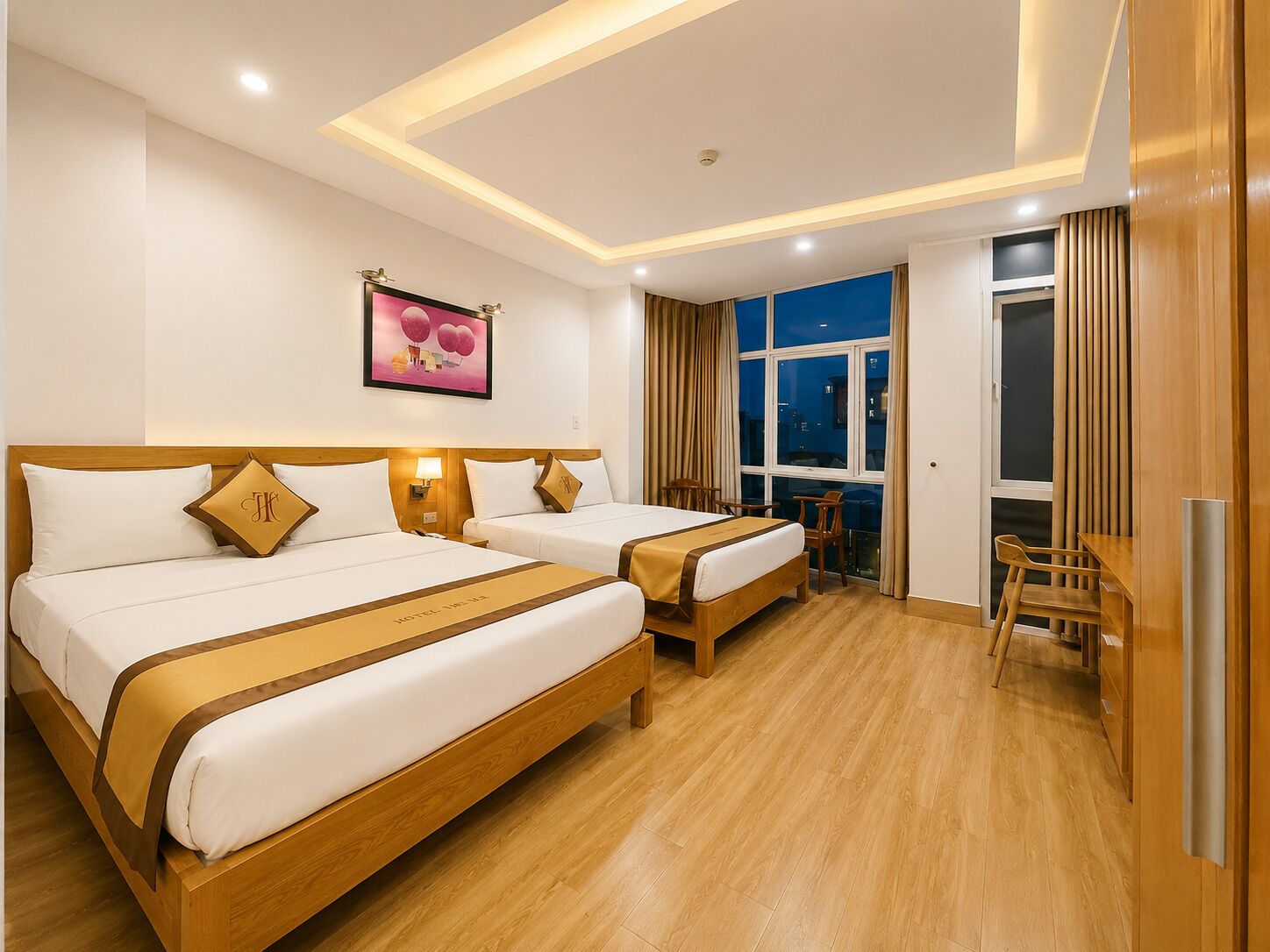Quarto Familiar, Vista para a cidade | Secretária, Wi-fi grátis, roupa de cama fornecida 