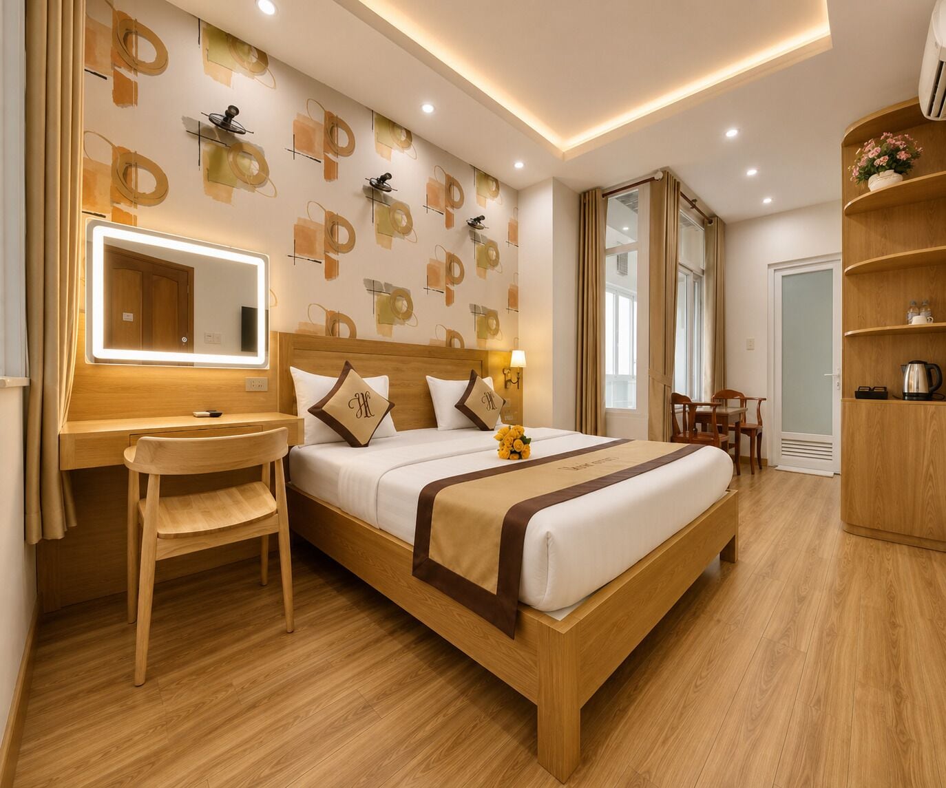 Quarto de hotel com cama de madeira, mesa de cabeceira, espelho, escrivaninha e guarda-roupa.
