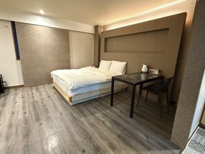 Quarto casal superluxo, vista para a cidade | Escrivaninha, espaço de trabalho para notebook