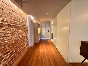 Quarto luxo | Cofres nos quartos, espaço de trabalho para notebook, cortinas blackout