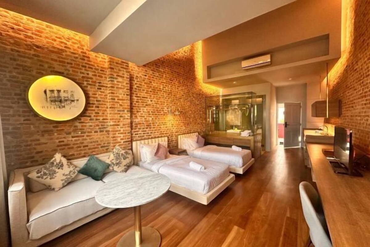 Cofre no quarto, secretária adequada para computadores portáteis