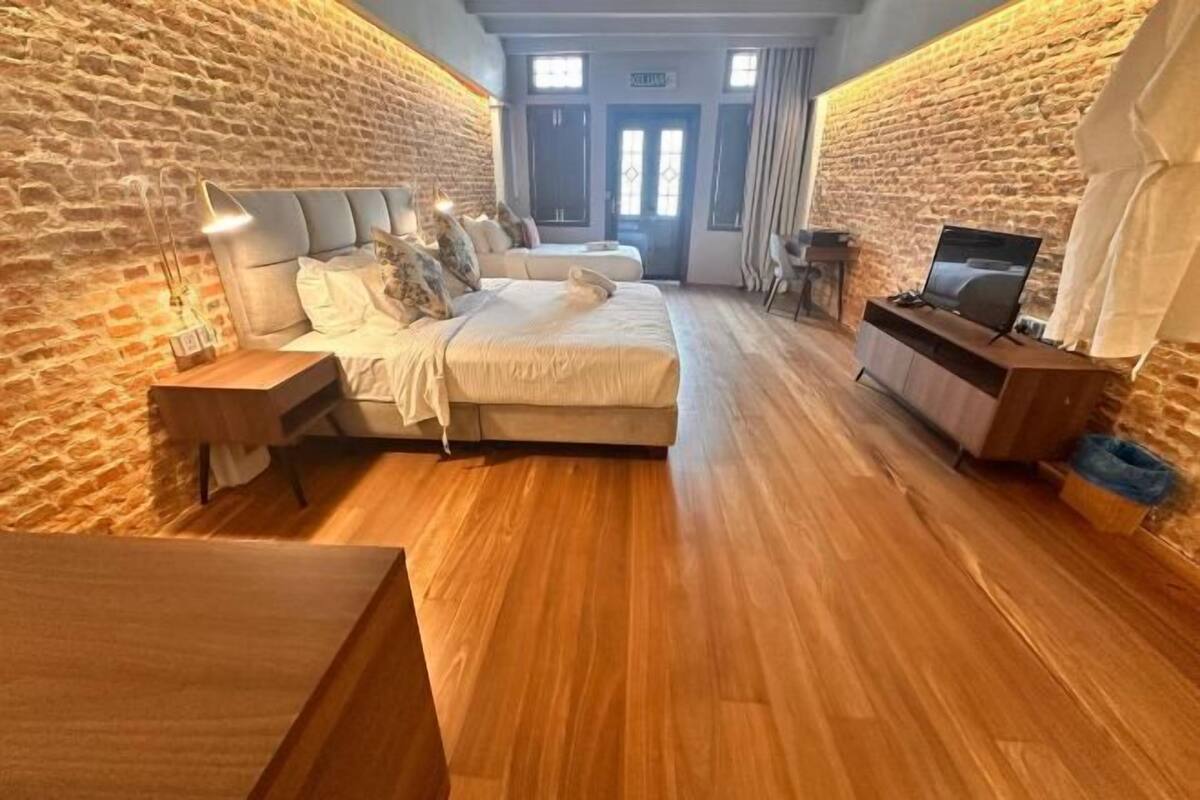 Cofre no quarto, secretária adequada para computadores portáteis