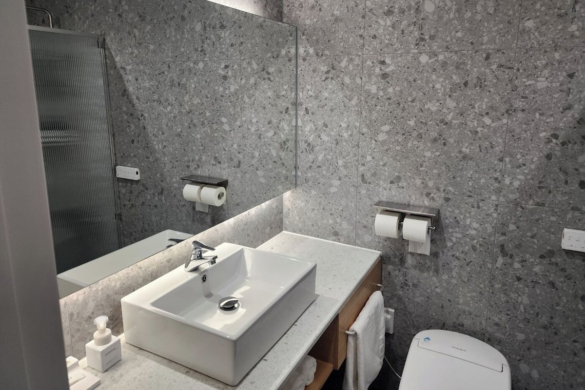 Quarto Twin Deluxe | Casa de banho | Artigos de higiene pessoal grátis, um secador de cabelo, roupões