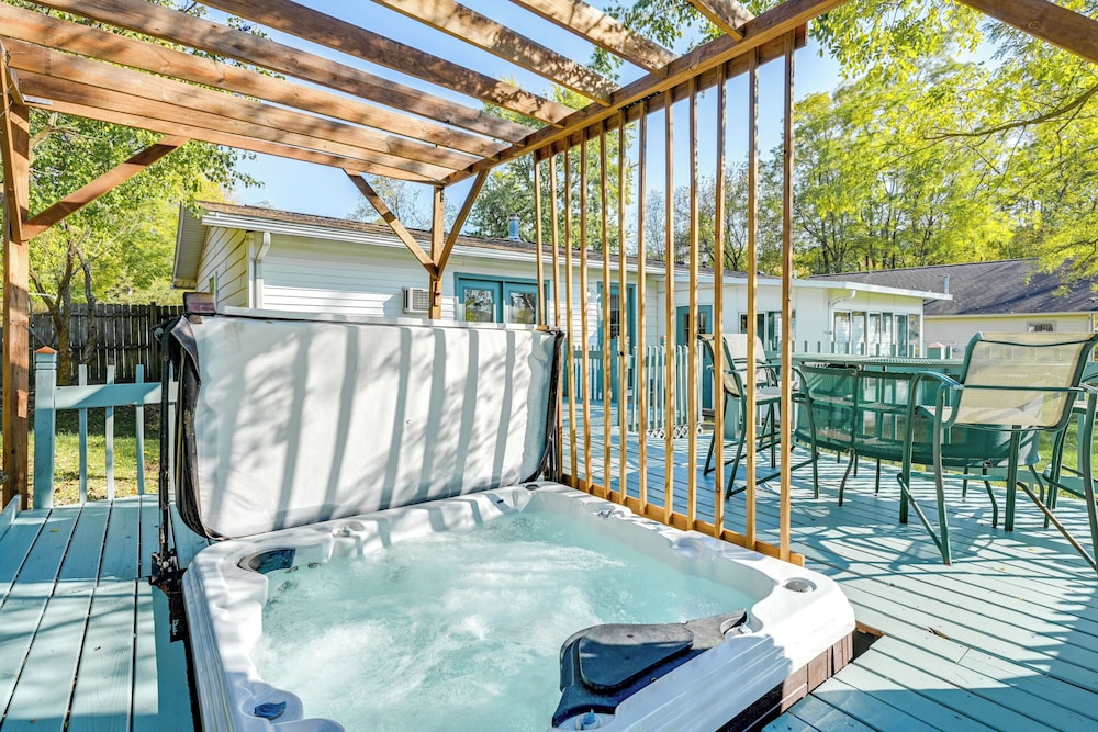 Sand Lake Retreat: Canal Access & Large Yard! - Brooklyn, MI