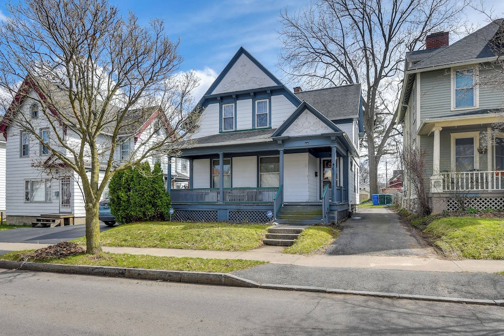 < 2 Mi To Hospitals & University: South Wedge Apt! - Rochester, NY