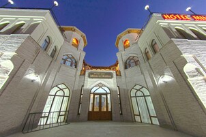 Fachada da propriedade à noite