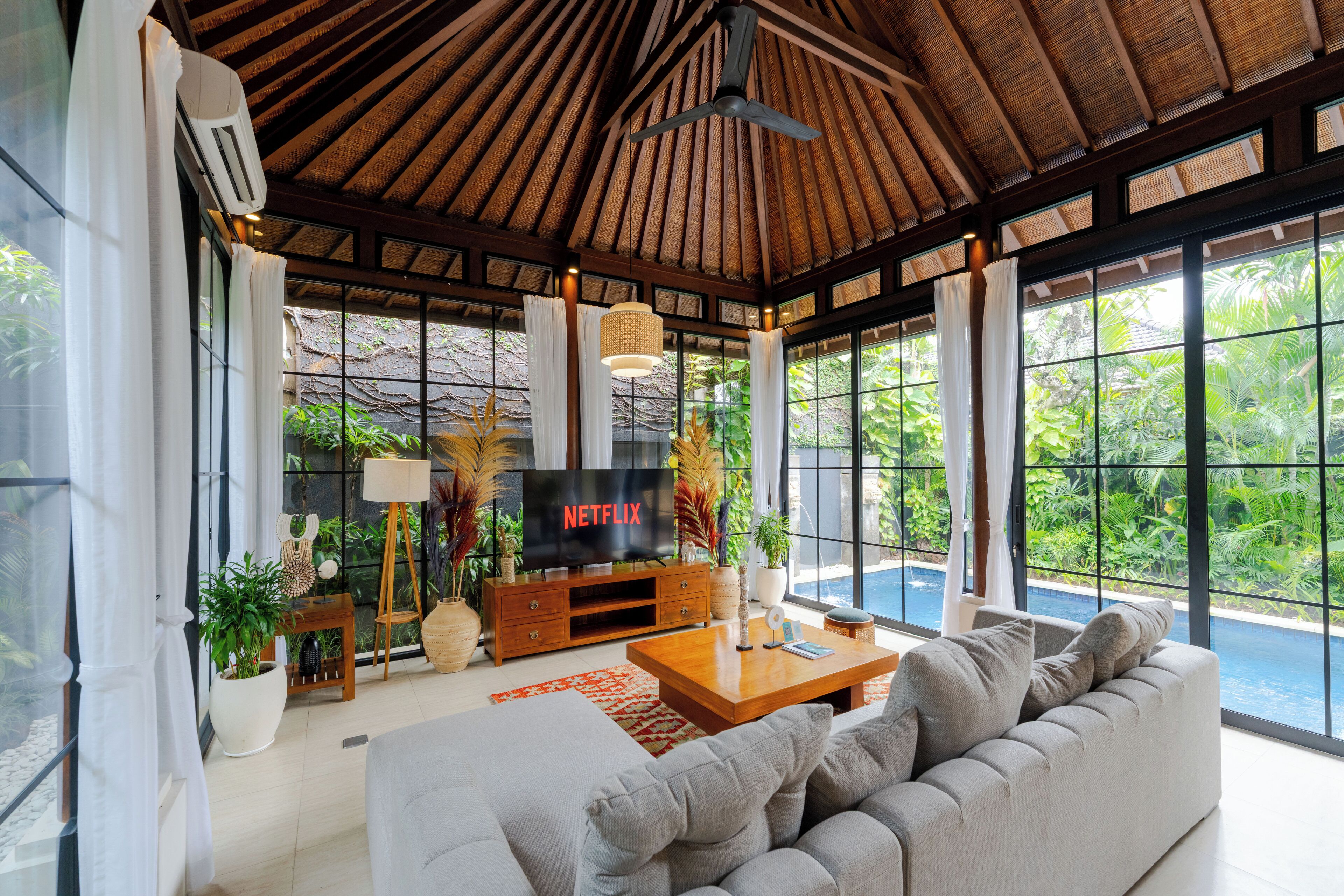 Villa Deluxe | Sala de estar | Smart TV de 32 polegadas com canais digitais 