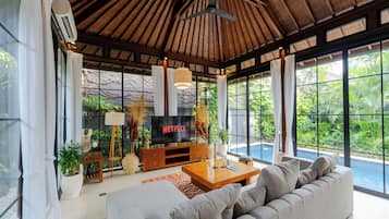 Villa Deluxe | Sala de estar | Smart TV de 32 polegadas com canais digitais