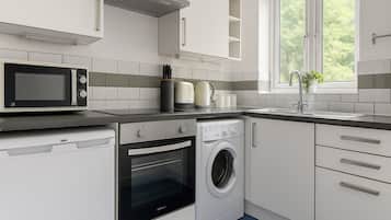 Apartamento | Cozinha privada | Um frigorífico, um micro-ondas, um forno, uma placa de cozinha