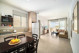 Suite | Cozinha privada | Um frigorífico, um micro-ondas, uma placa de cozinha 