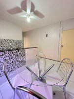 Quarto casal luxo, vista para a cidade | Frigobar, escrivaninha, Wi-Fi de cortesia, roupa de cama
