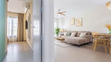 Apartamento Deluxe em Condomínio Fechado | Sala de estar | Smart TV de 55 polegadas com canais digitais