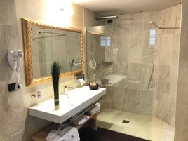Quarto Duplo ou Twin Superior | Casa de banho | Chinelos 