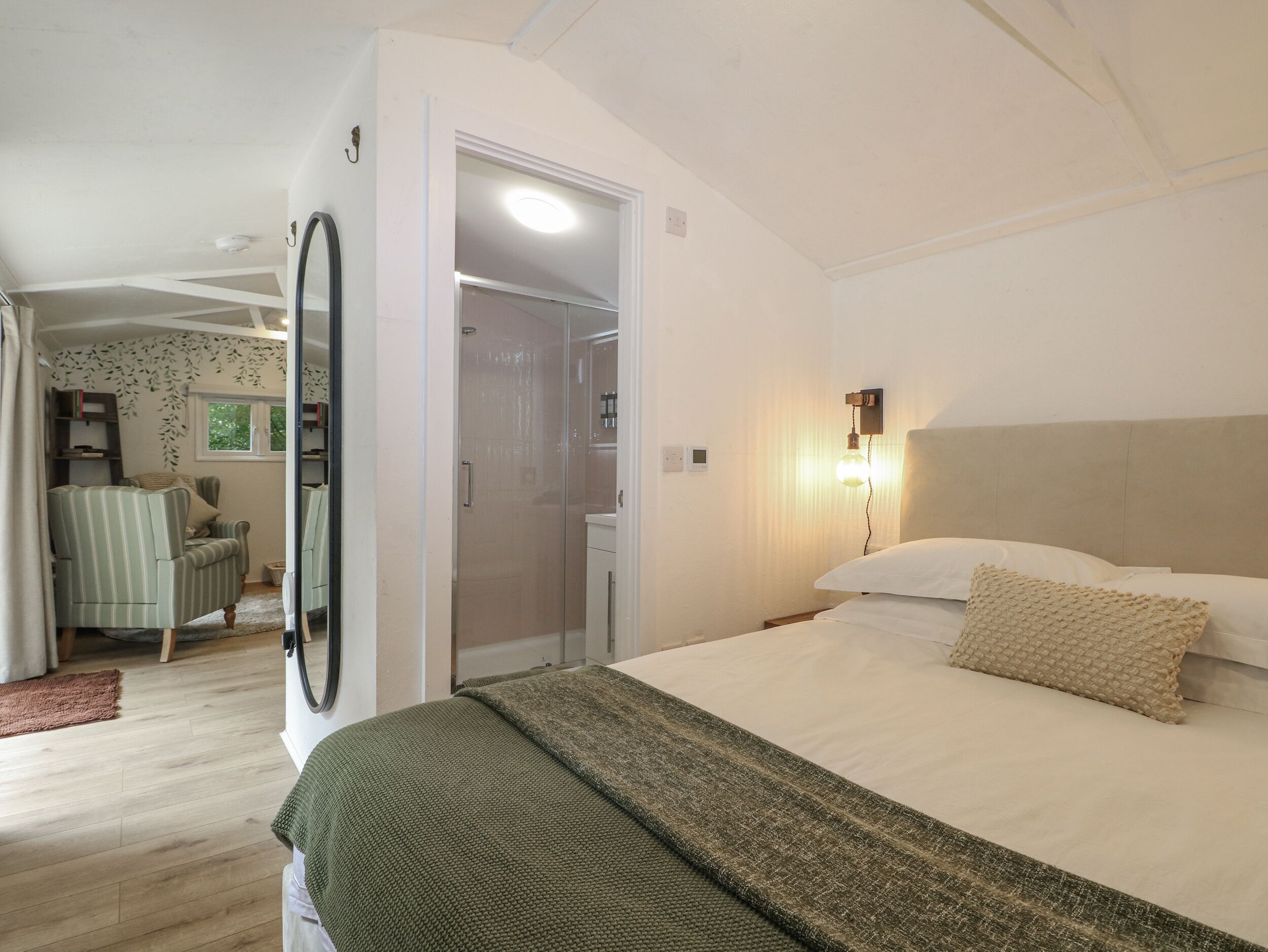 1 quarto, com decoração personalizada, com mobília individualizada 