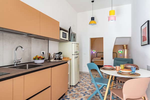 Apartamento família, 1 quarto (Pescamare Apartment Polignano A Mare) | Cozinha privada | Geladeira, micro-ondas, cooktop, cafeteira/chaleira