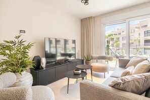Casa geminada superluxo, 3 quartos, 2 banheiros (Cala Serena Village Townhouse) | Área de estar | Smart TV 21 polegadas com canais a cabo