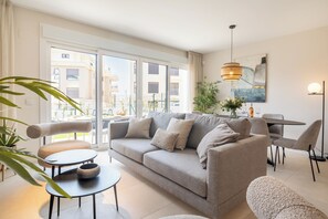 Casa geminada superluxo, 3 quartos, 2 banheiros (Cala Serena Village Townhouse) | Área de estar | Smart TV 21 polegadas com canais a cabo