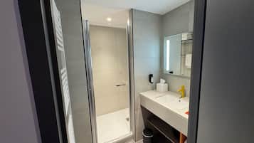 Um polibã, um chuveiro fixo, um secador de cabelo, toalhas fornecidas