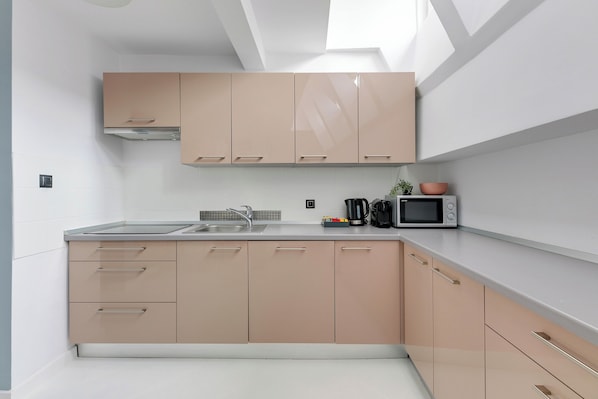 Penthouse Familiar | Cozinha privada | Um frigorífico/congelador grande, um micro-ondas, um forno