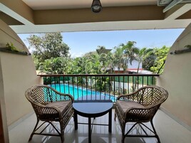 Quarto casal superluxo de uso individual, sacada, vista para a piscina | Sacada