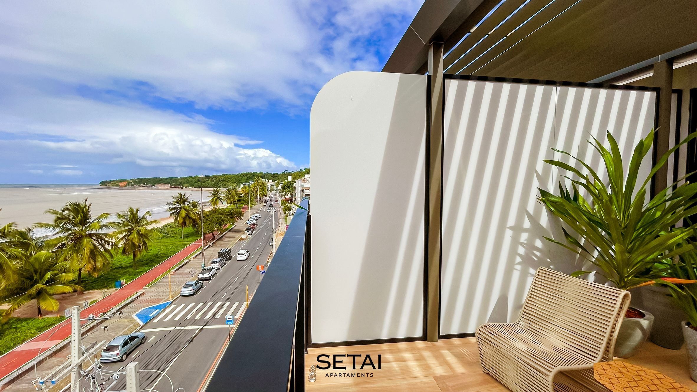 Apartamento moderno com vista para a praia e para a rua.