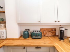 Uma máquina de lavar louça, utensílios de cozinha