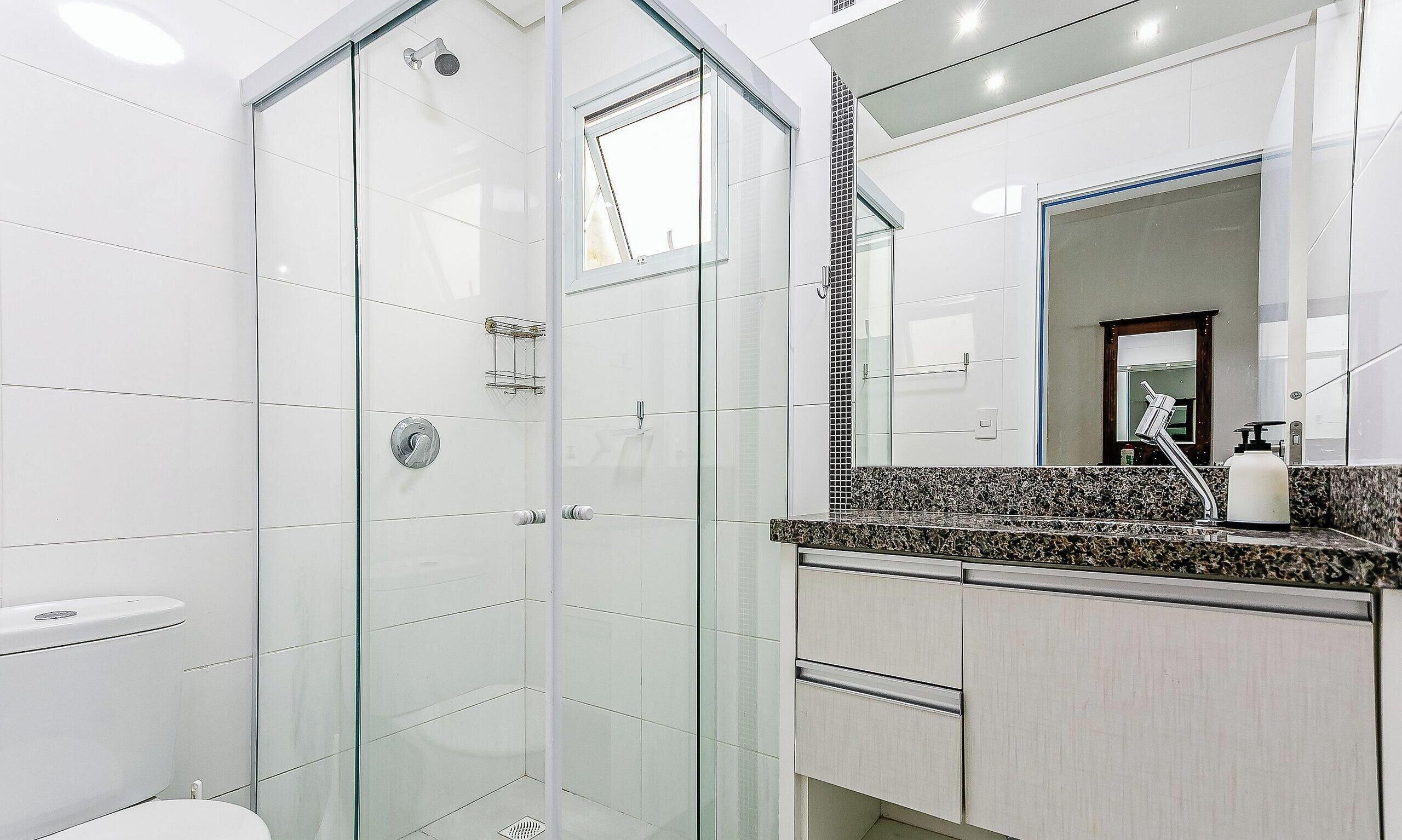 Apartamento básico | Banheiro | Produtos de toalete grátis 