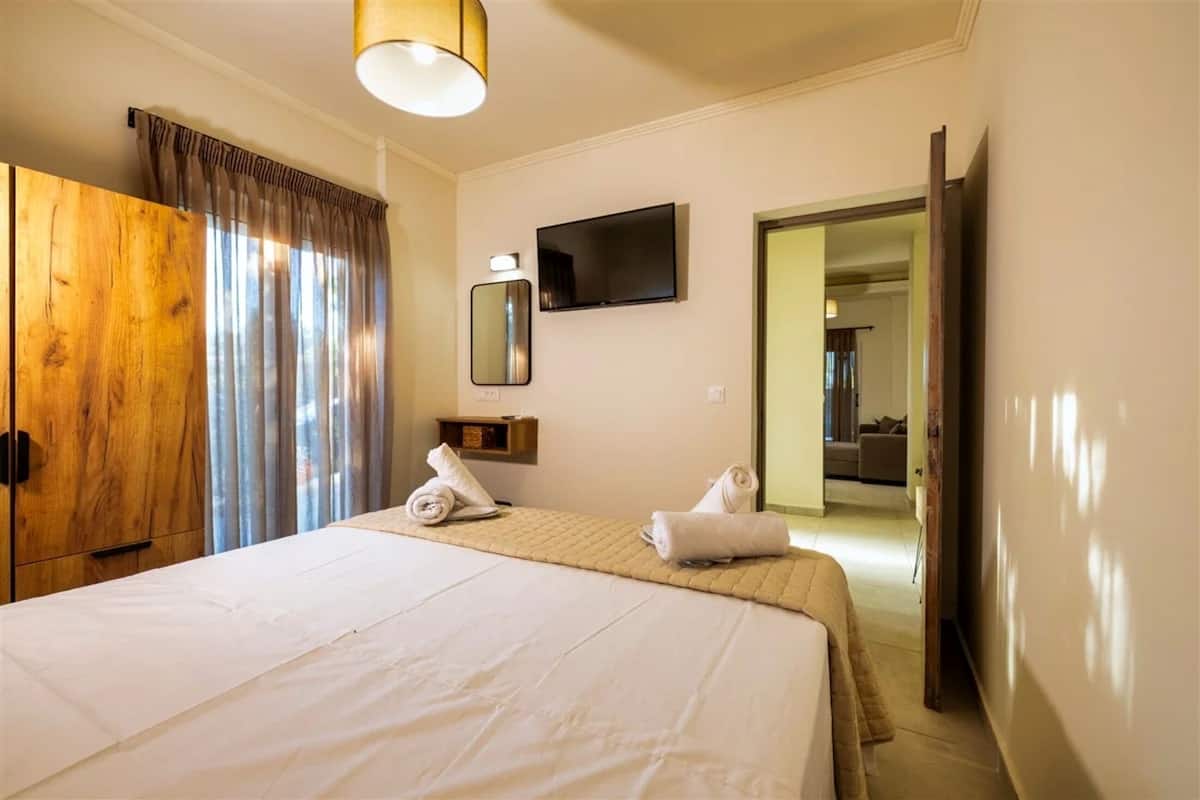 Apartamento conforto, vista para a cidade | Cofres nos quartos, cortinas blackout, quartos à prova de som
