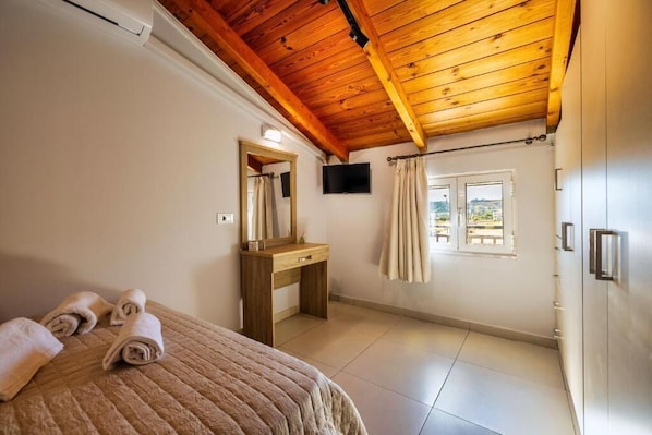 Apartamento clássico, sacada | Cofres nos quartos, cortinas blackout, quartos à prova de som