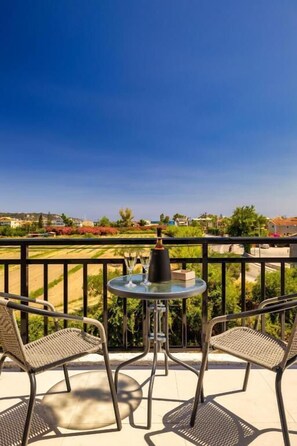 Apartamento clássico, sacada | Terraço/pátio