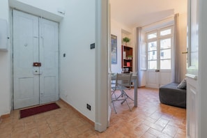 Apartamento, 1 quarto | Sala de estar | Televisor de 30 polegadas com canais via satélite