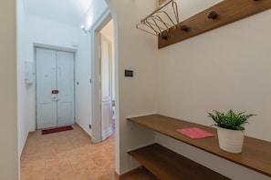 Apartamento, 1 quarto | Sala de estar | Televisor de 30 polegadas com canais via satélite