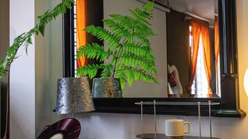 Executive Suite Room | Roupa hipoalergénica, secretária, cortinas/cortinados opacos