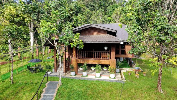 Charming Nature Kampung Home For Family Getaways - Pahang
