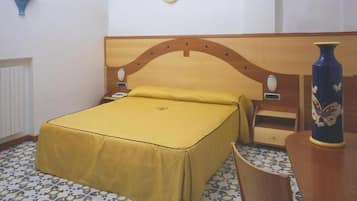 Quarto casal standard | Cofres nos quartos, escrivaninha, Wi-Fi de cortesia