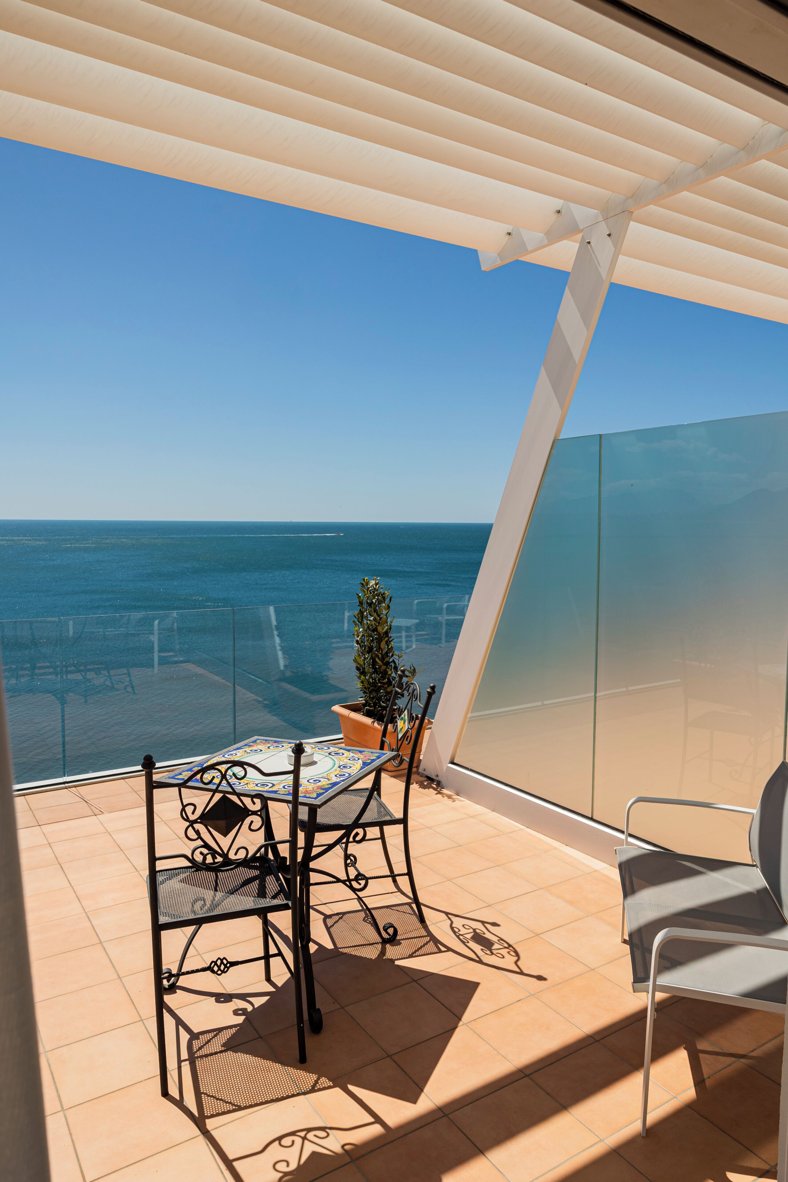 Quarto Duplo Comfort, varanda, vista para o mar | Cofre no quarto, secretária, Wi-fi grátis 