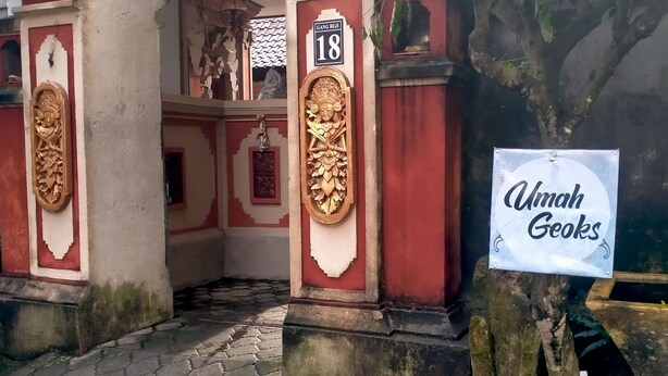 Entrada de um edifício com uma placa indicando 