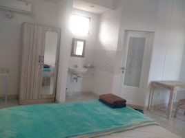 Quarto Standard | Secretária, secretária adequada para computadores portáteis