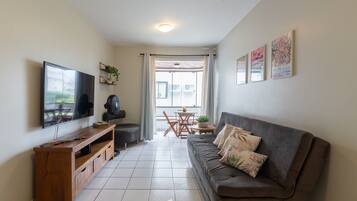 Apartamento Básico | Sala de estar | Smart TV de 32 polegadas com canais digitais